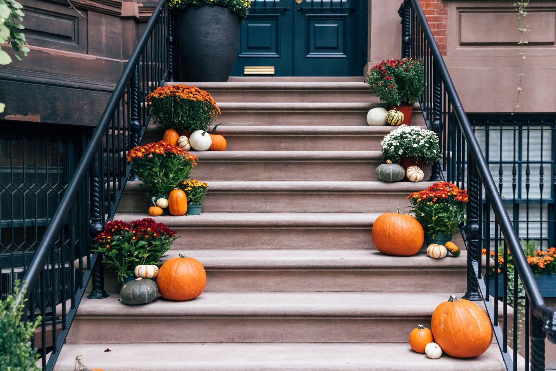 22 Classy Halloween Decorating Ideas - Parade Home & Garden