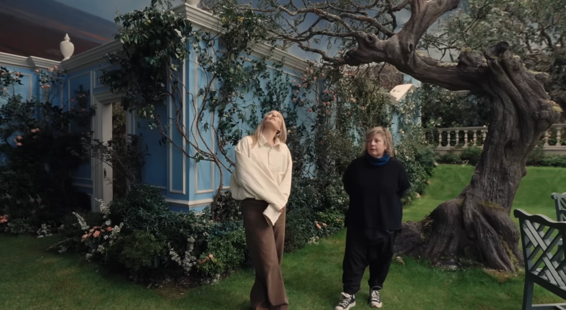 Margot Robbie Shares Tour of Cathy’s Regency House From 'Wuthering ...